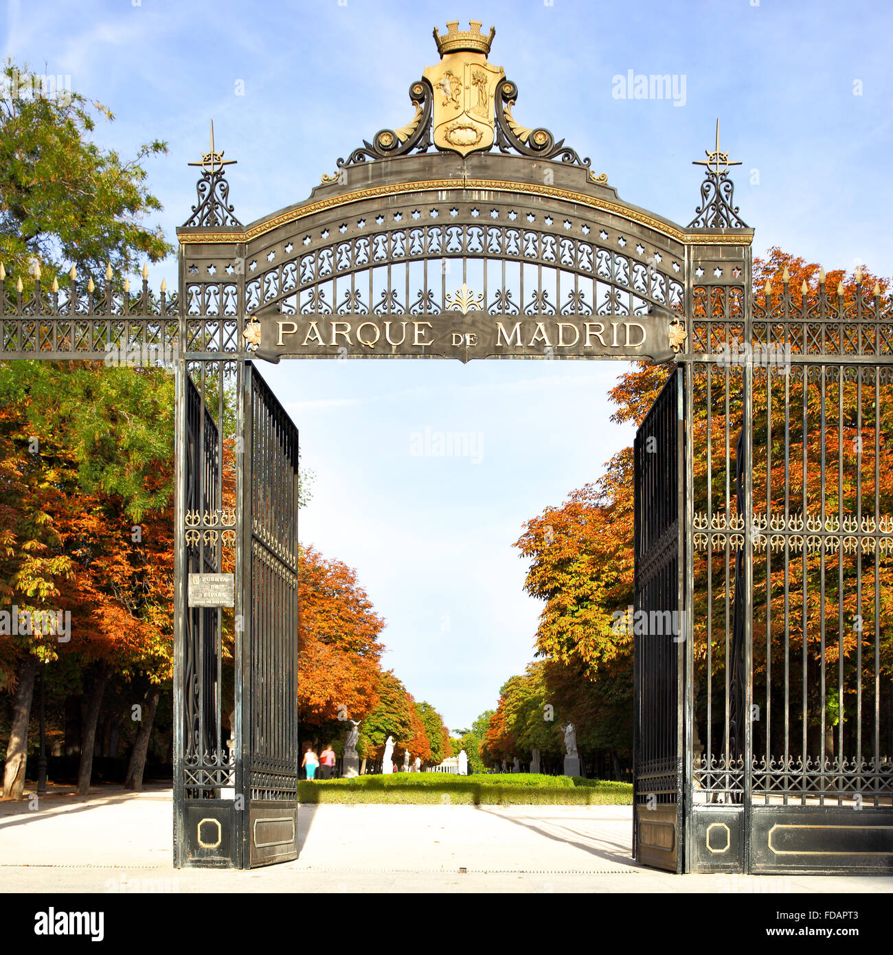 Entrance to the retiro park madrid hi-res stock photography and images ...