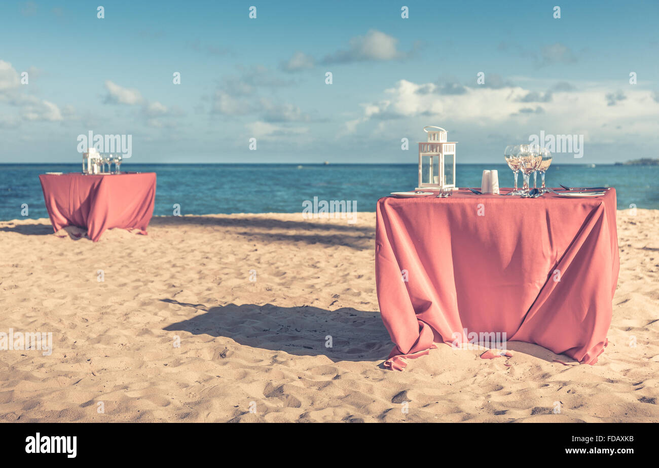 Table at the beach prepared for celebration party Stock Photo - Alamy