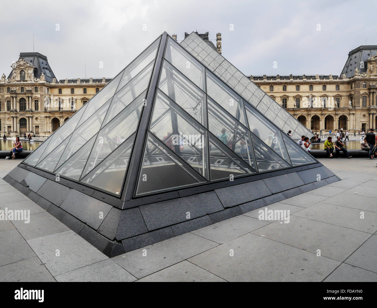 Louvre museum and louvre pyramid hi-res stock photography and images ...