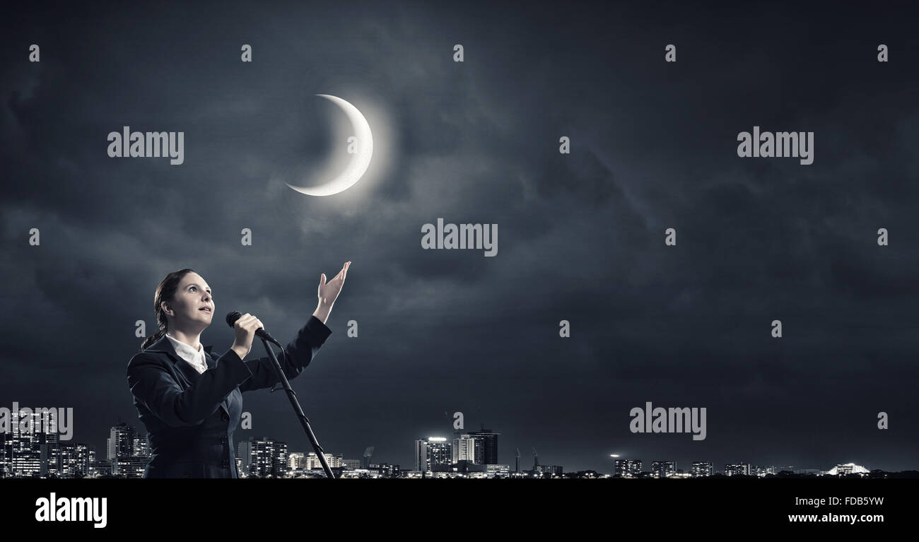 Woman reporter with microphone gesturing with hand Stock Photo - Alamy