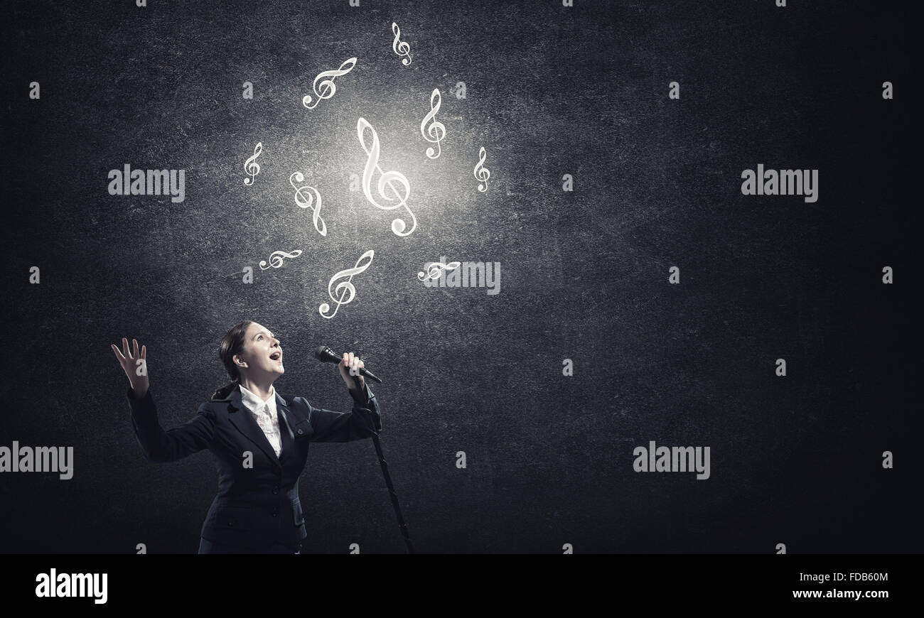 Woman reporter with microphone gesturing with hand Stock Photo - Alamy