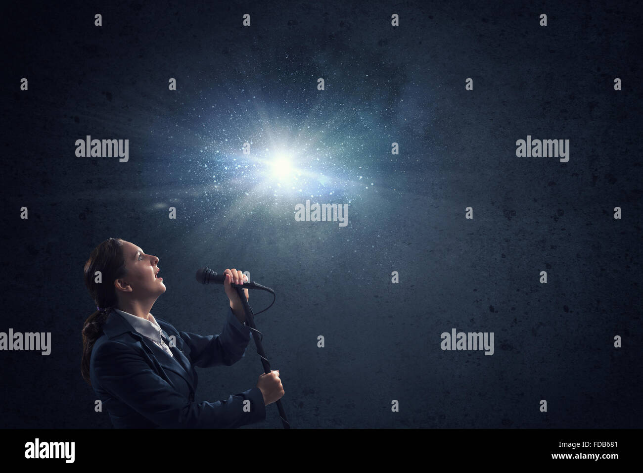 Woman reporter with microphone gesturing with hand Stock Photo - Alamy