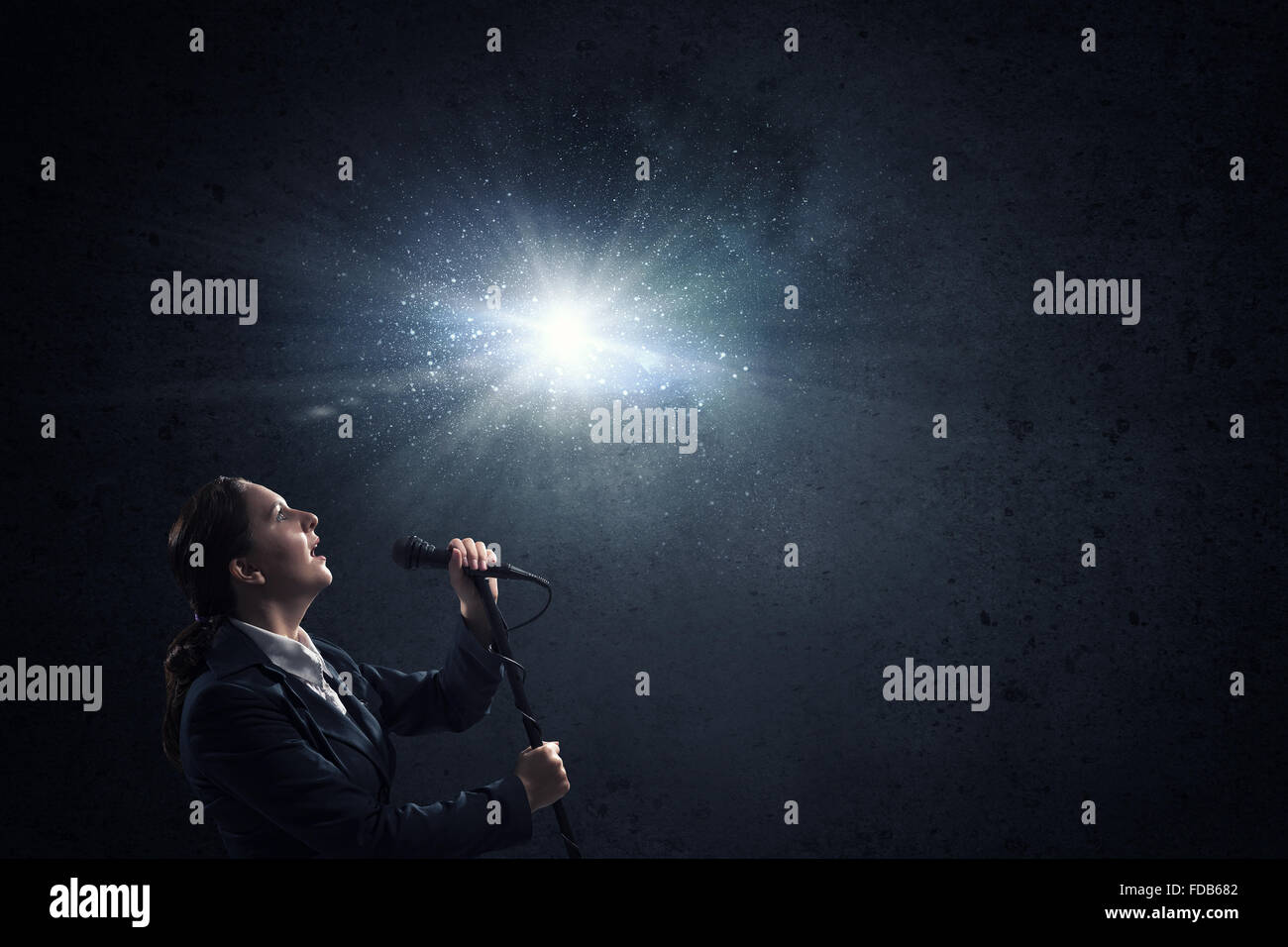 Woman reporter with microphone gesturing with hand Stock Photo - Alamy