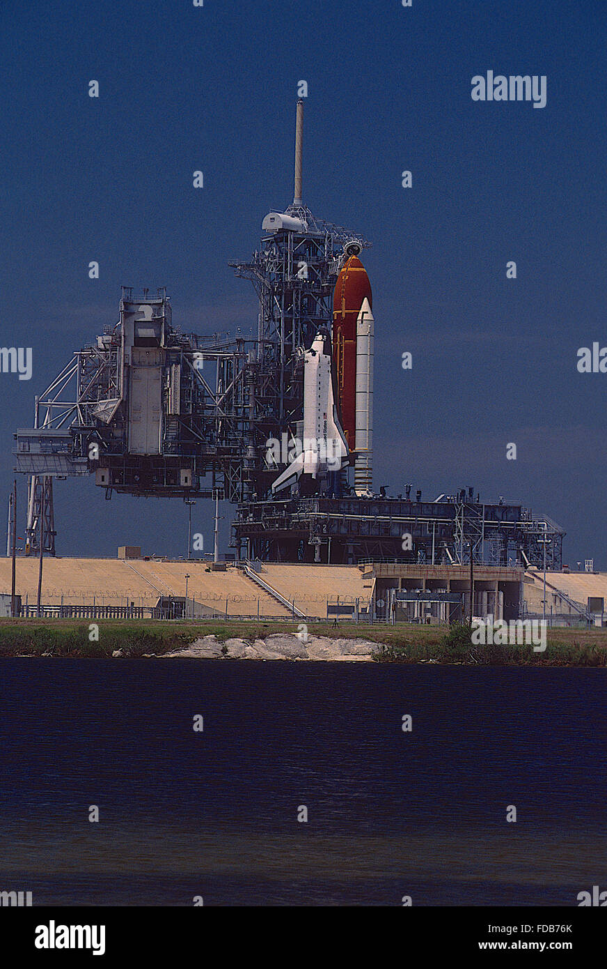 Shuttle discovery hubble telescope hi-res stock photography and images ...