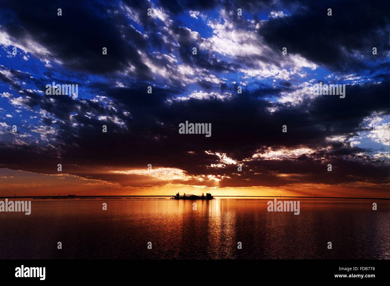 Qaidam basin landscape hi-res stock photography and images - Alamy