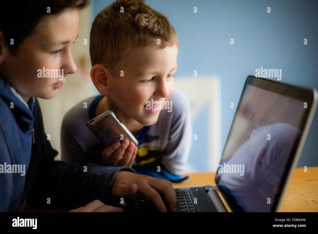 MODEL RELEASED. Two boys using a laptop computer Stock Photo - Alamy