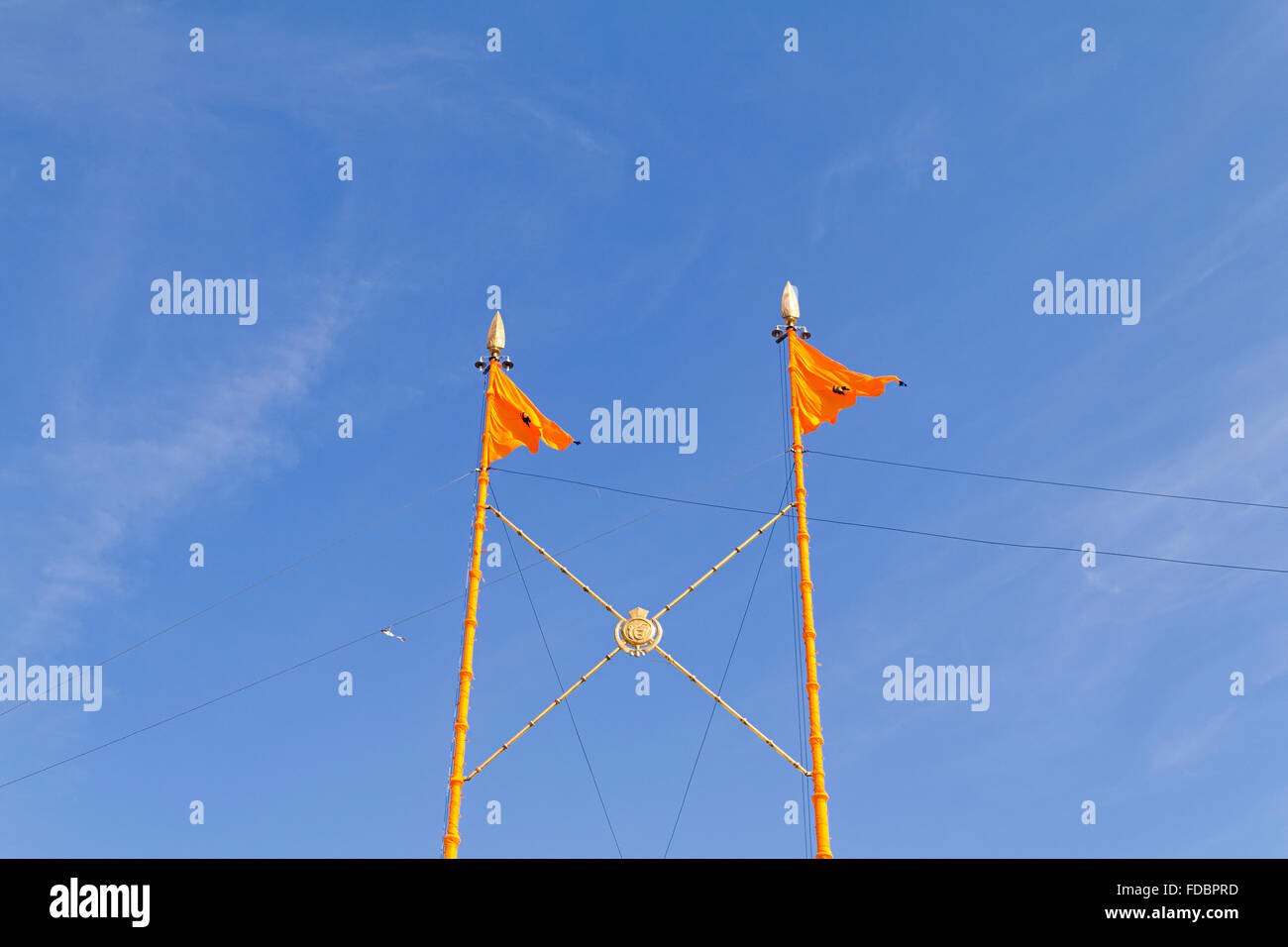 Gurdwara Pole Flag nobody Stock Photo - Alamy