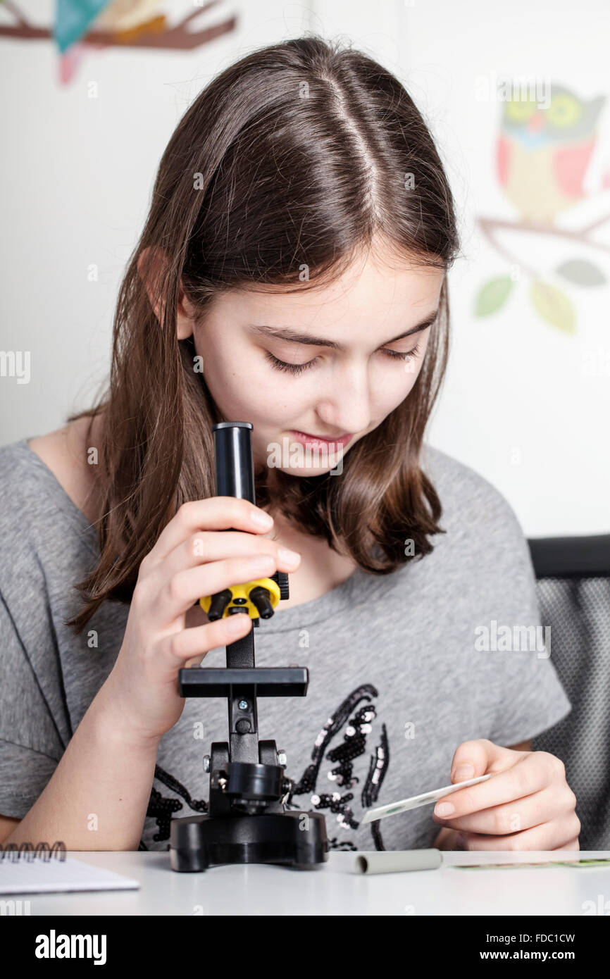 School microscope classroom hi-res stock photography and images - Alamy