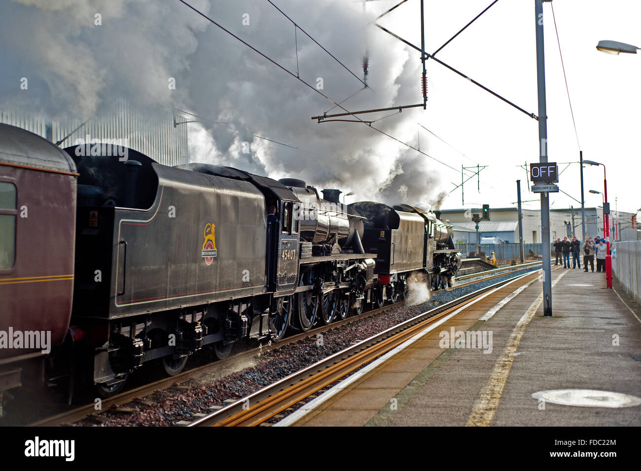 Black 5s Nos 45407 and 44871 storm through Penrith Station Stock Photo ...