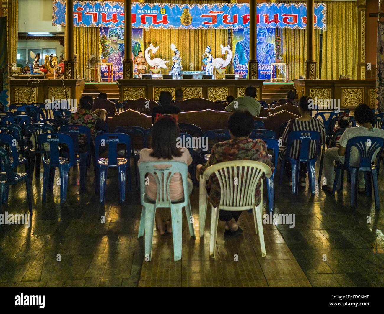 Nonthaburi, Thailand. 30th Jan, 2016. The audience watches a ''likay ...