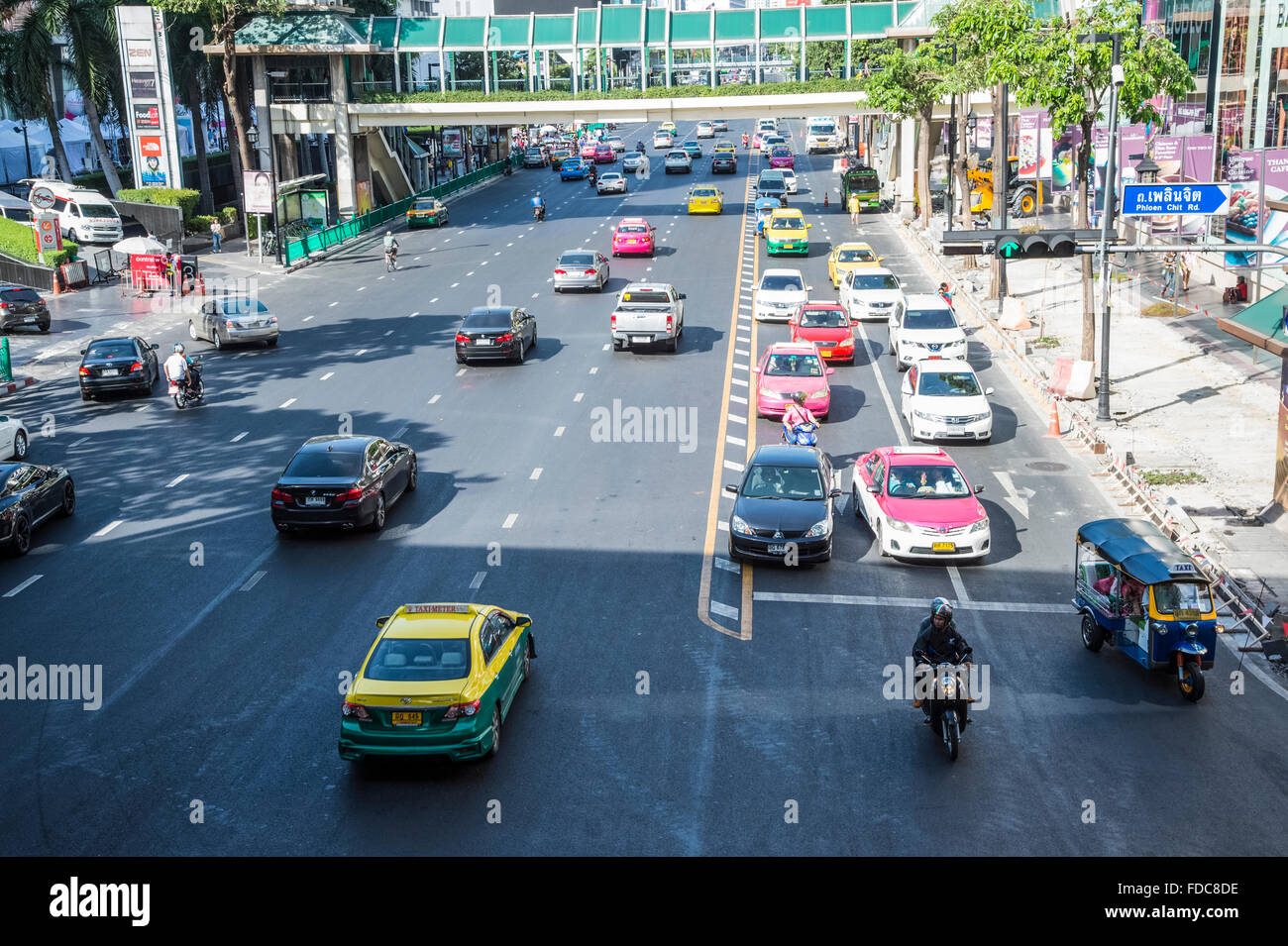 Bangkok street scene at Ratchadamri Road Stock Photo - Alamy