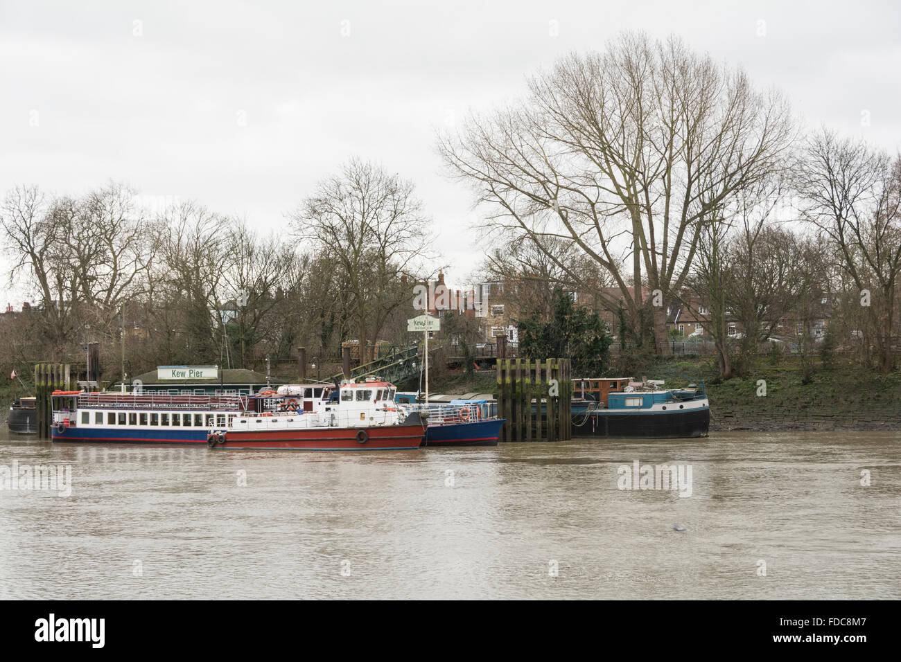 Kew pier for boats hi-res stock photography and images - Alamy
