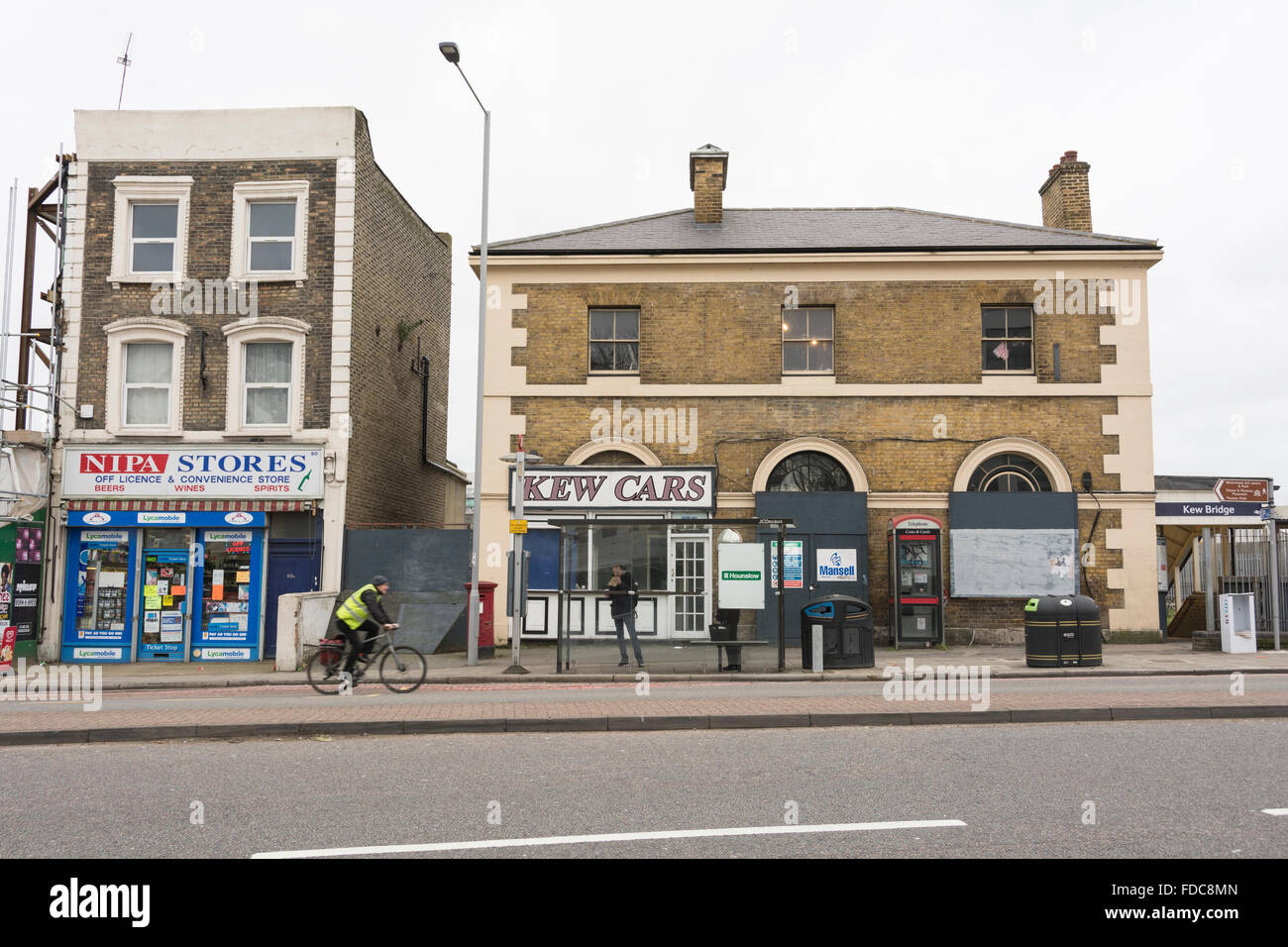 Kew bridge station hi-res stock photography and images - Alamy