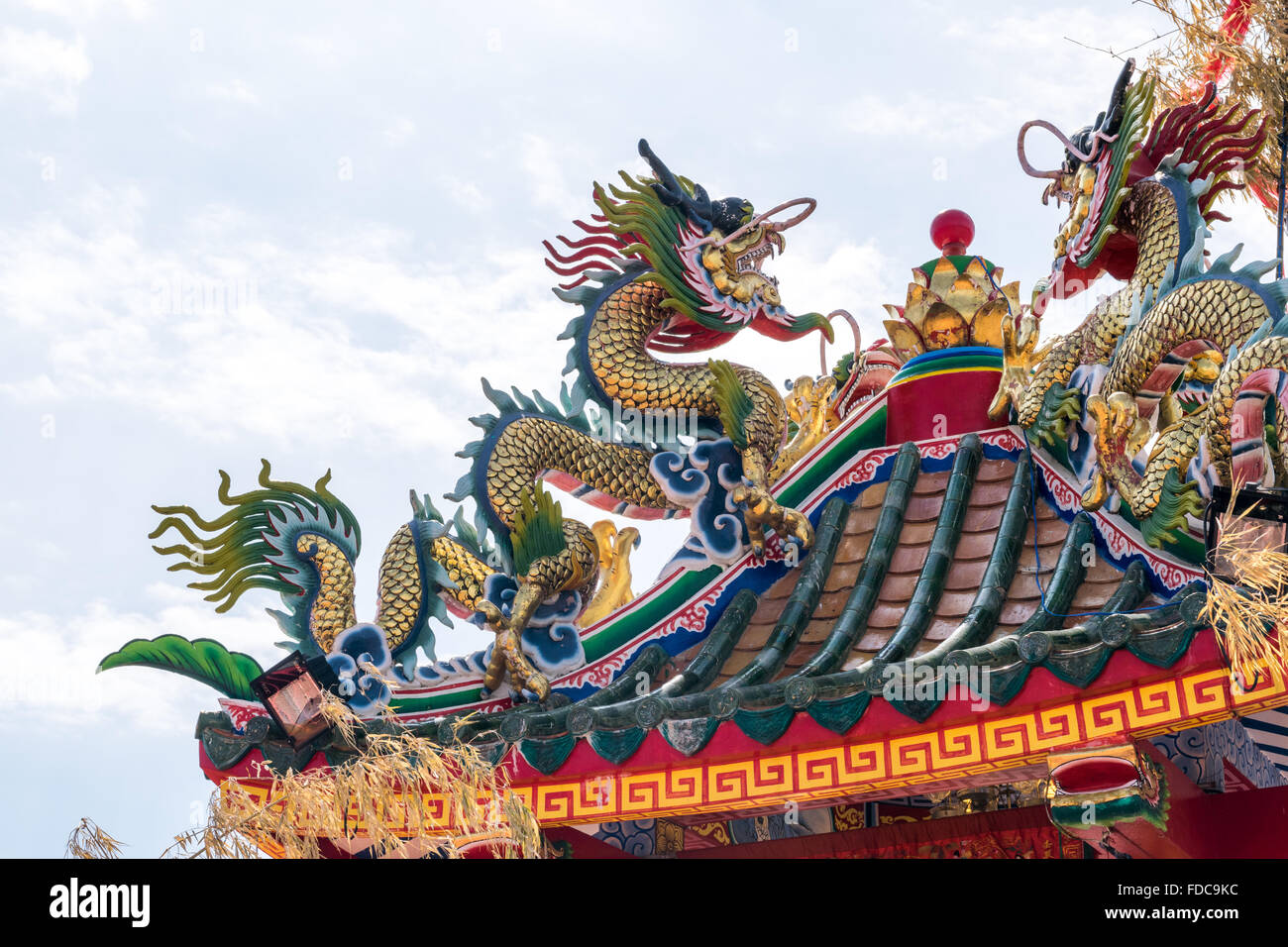 Pillar of dragon sculpture in chinese temple hi-res stock photography ...