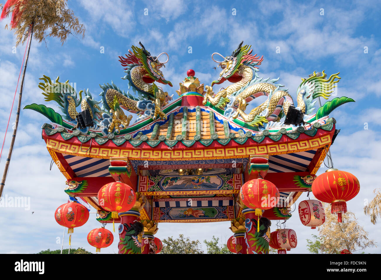 Pillar of dragon sculpture in chinese temple hi-res stock photography ...