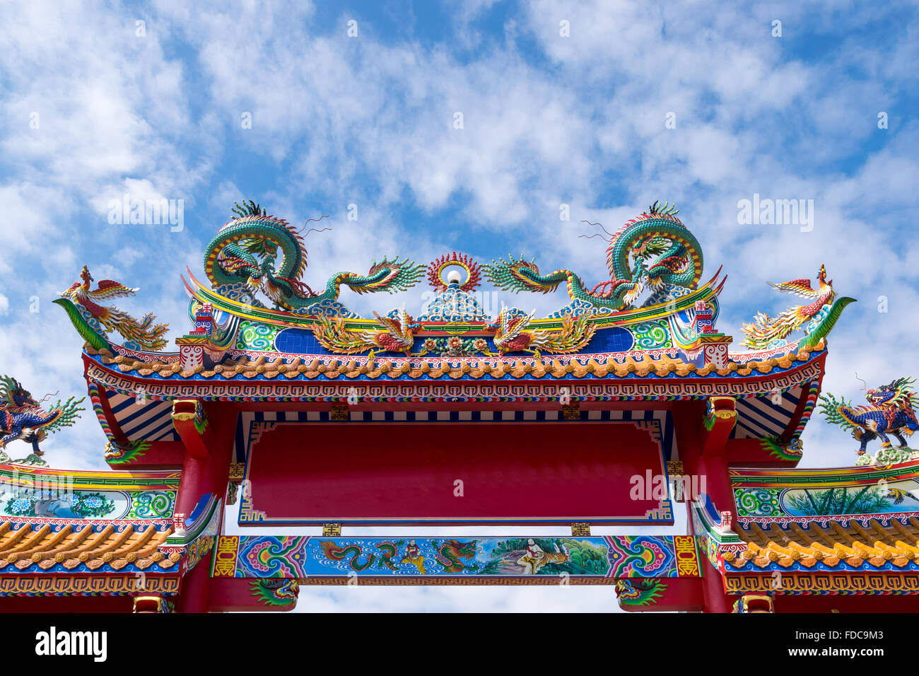 Pillar of dragon sculpture in chinese temple hi-res stock photography ...