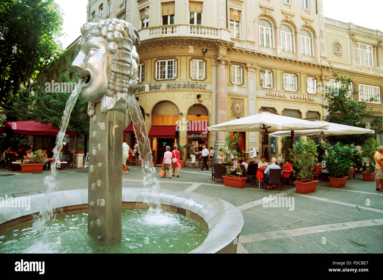Fontana dei mascheroni hi-res stock photography and images - Alamy