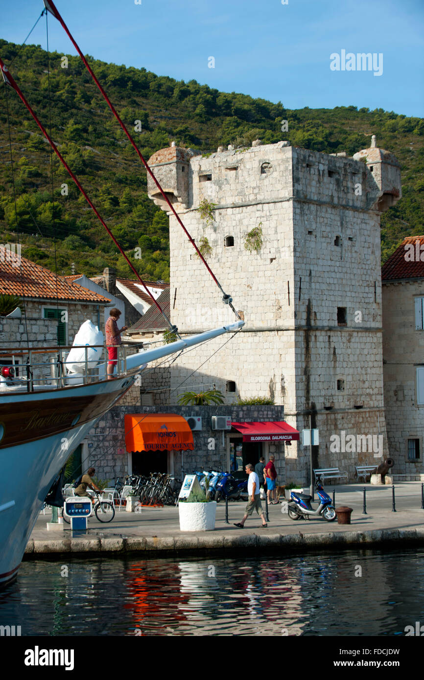 Kroatien, Dalmatien, Vis, Perasti Turm an der Uferpromenade Stock Photo ...