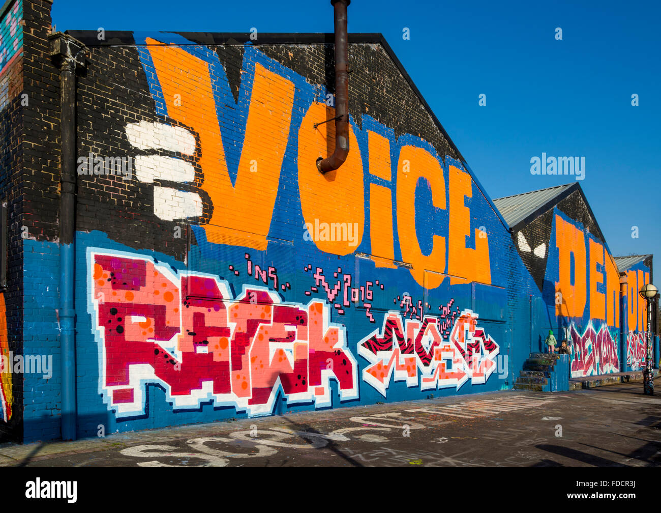 Riverside wall hi-res stock photography and images - Alamy