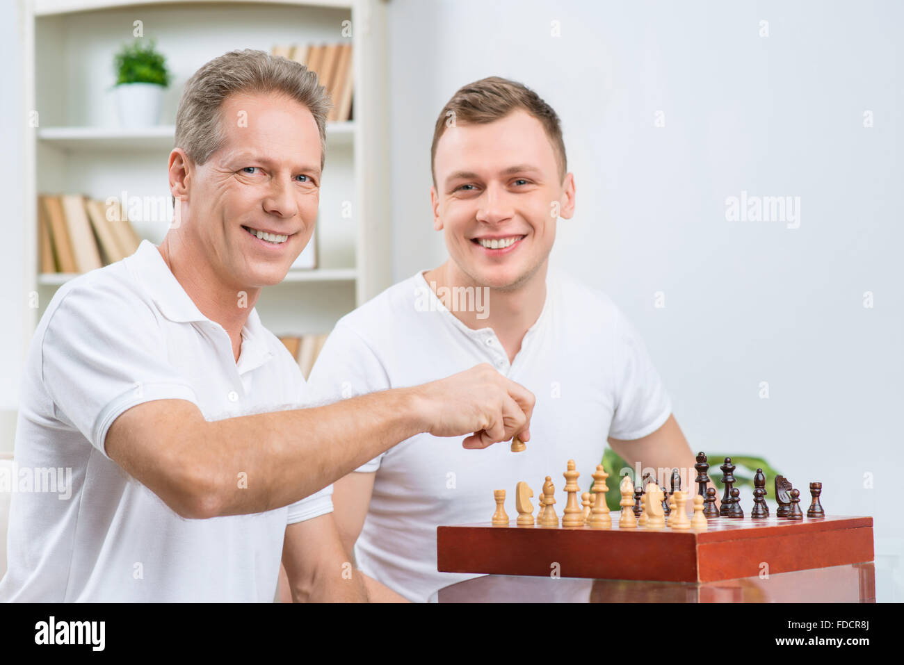 Father and son play chess hi-res stock photography and images - Alamy
