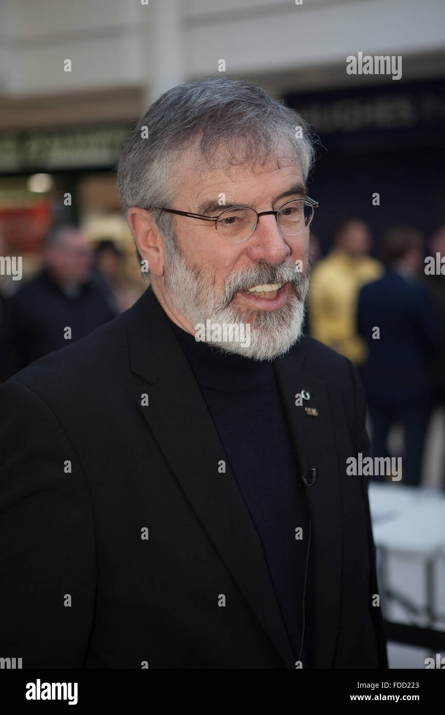 Gerry adams centre hi-res stock photography and images - Alamy