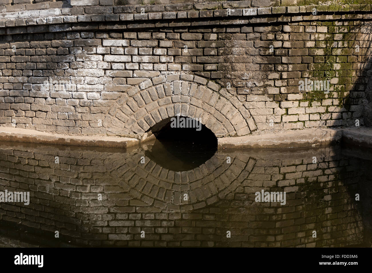 Bridge over moat historic hi-res stock photography and images - Alamy