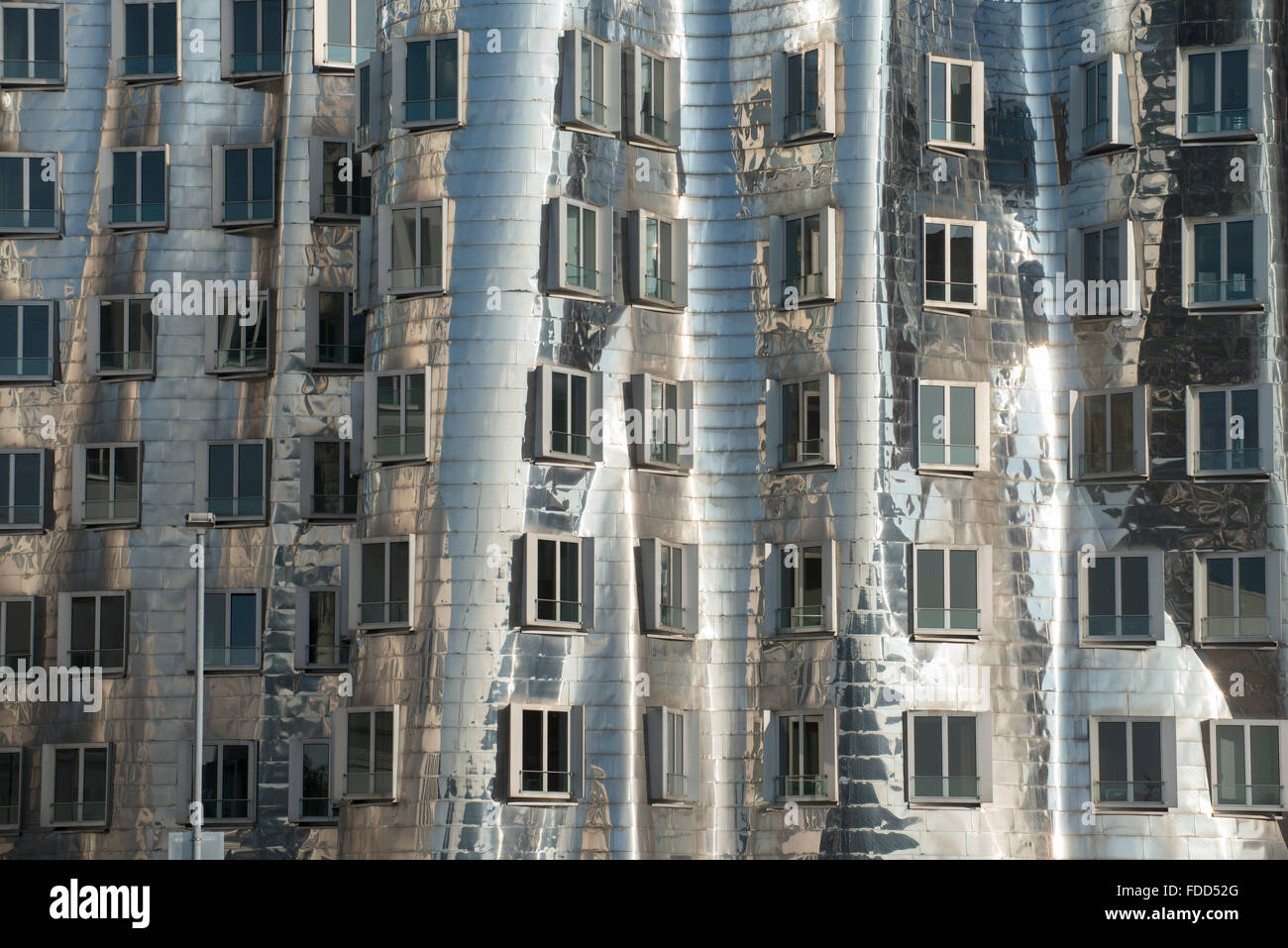 Silver building architecture hi-res stock photography and images - Alamy