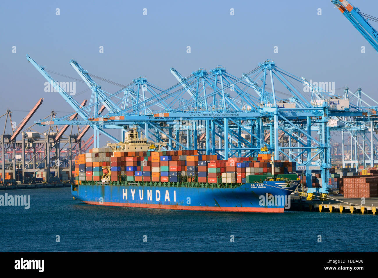 Shipping docks hi-res stock photography and images - Alamy