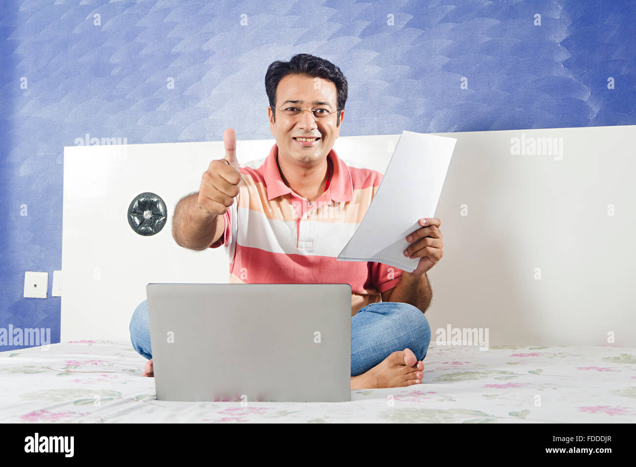 Checking connection hi-res stock photography and images - Alamy