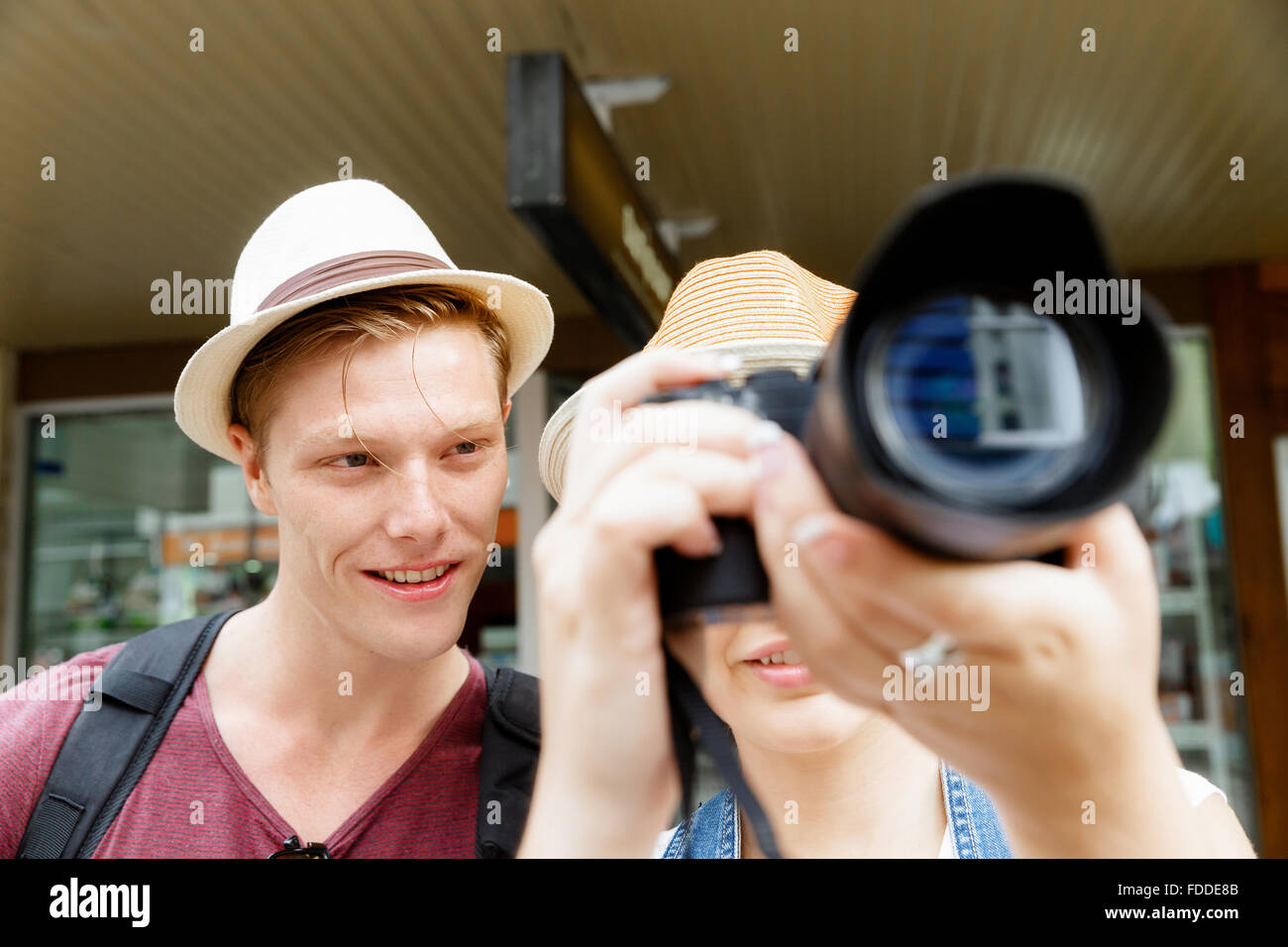 Happy young couple as tourists with a camera Stock Photo - Alamy