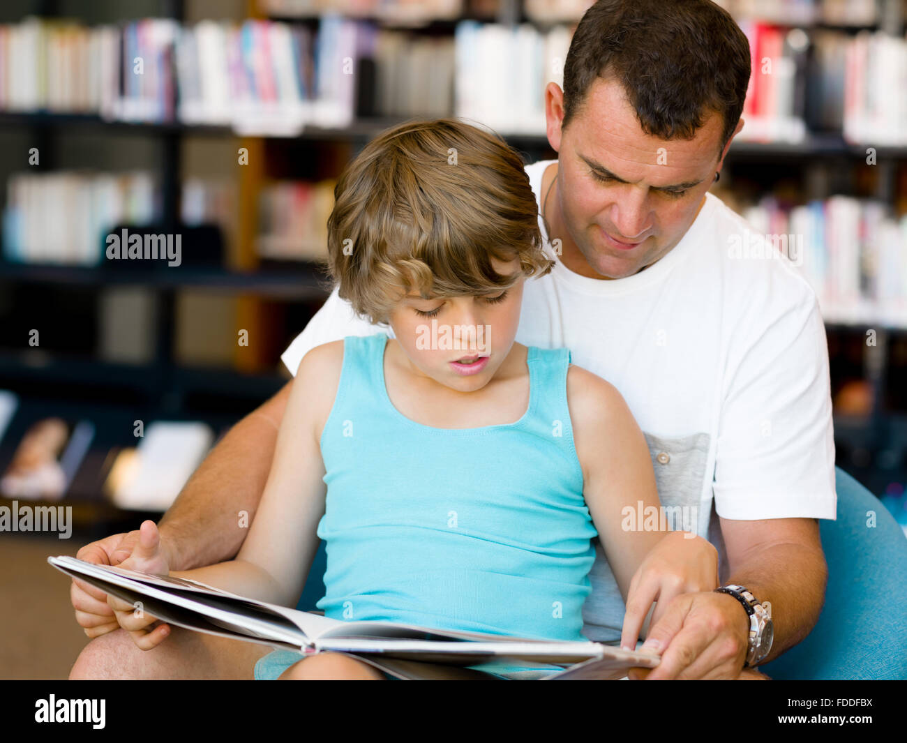 Boy father in library books hi-res stock photography and images - Alamy