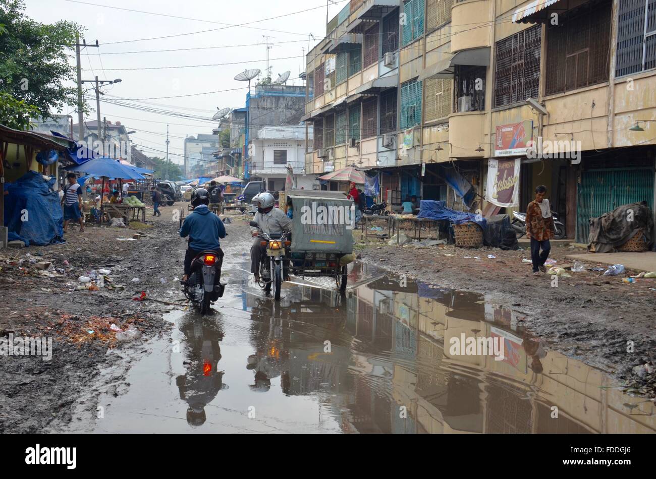 Muddy street hi-res stock photography and images - Alamy