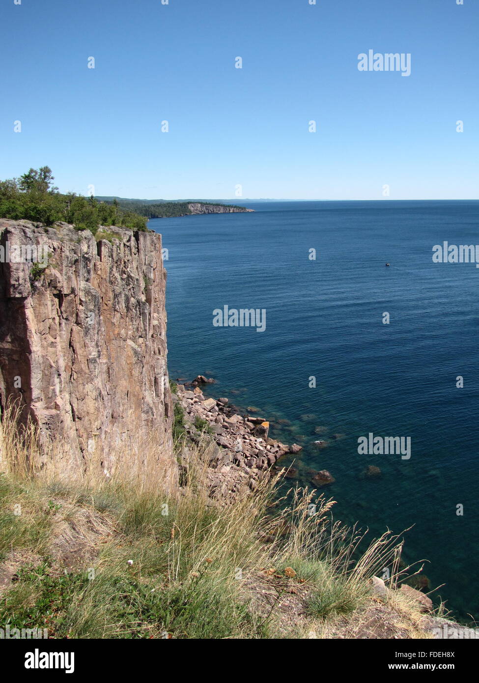 Cliff lake hi-res stock photography and images - Alamy