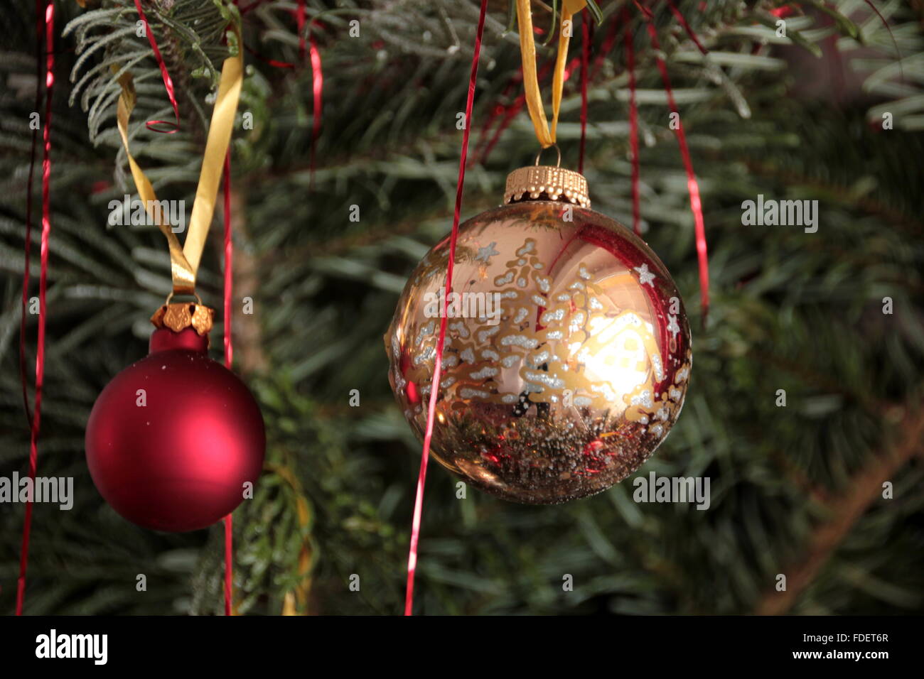 Red christmas bauble festive hi-res stock photography and images - Alamy