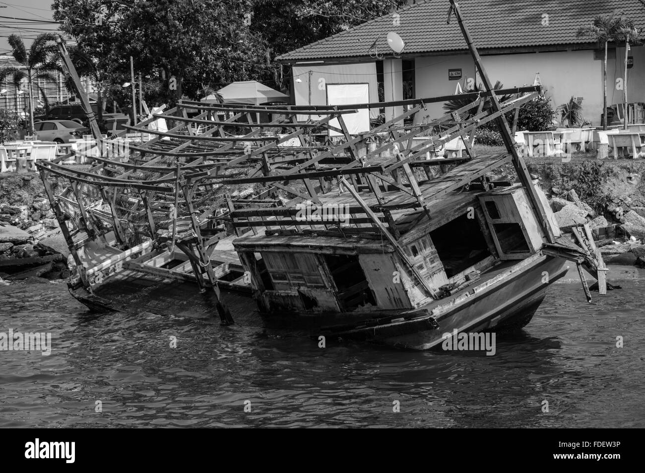 Sinking boat hi-res stock photography and images - Alamy