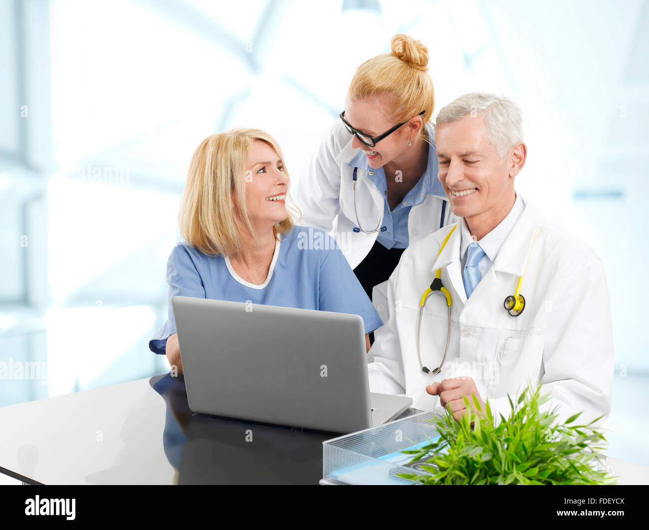 Team doctors working desk hi-res stock photography and images - Alamy