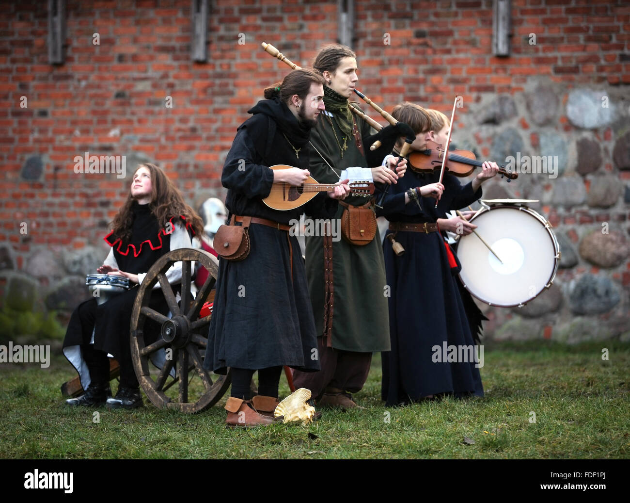Medieval musicians hi-res stock photography and images - Alamy