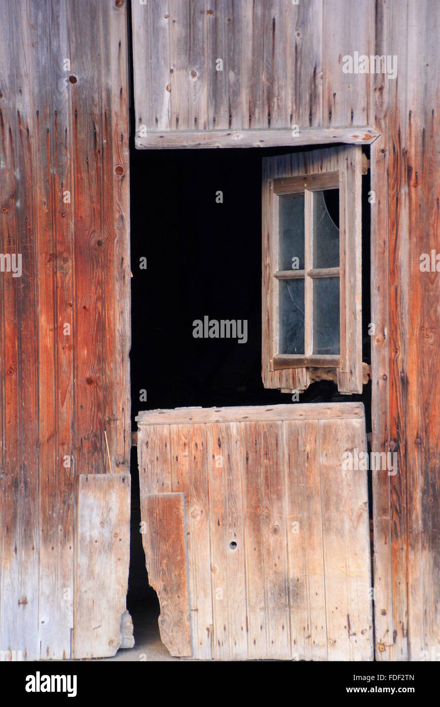 Open barn door hi-res stock photography and images - Alamy