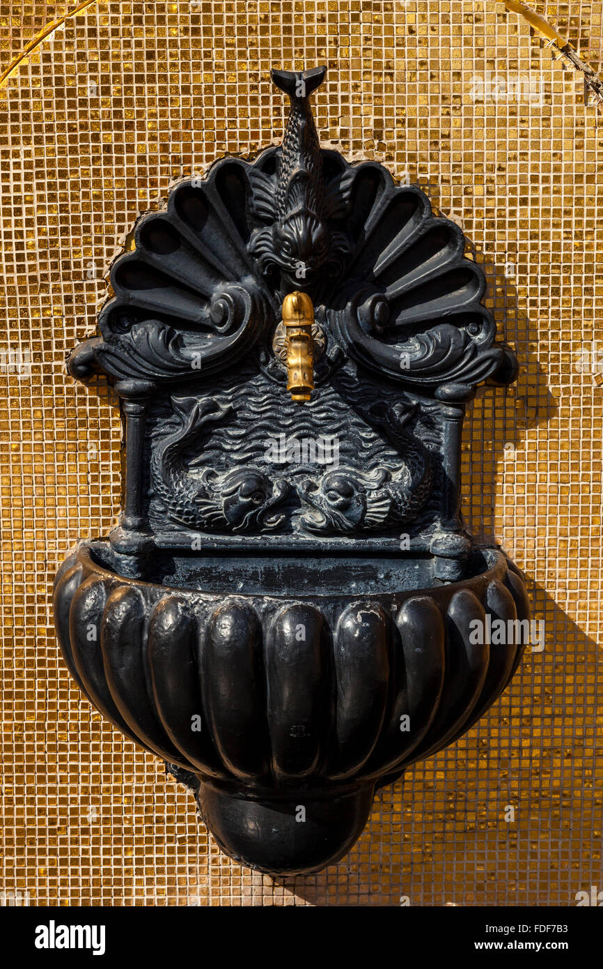 The Golden Masjid (Golden Mosque) Katara Cultural Village, Doha, Qatar ...