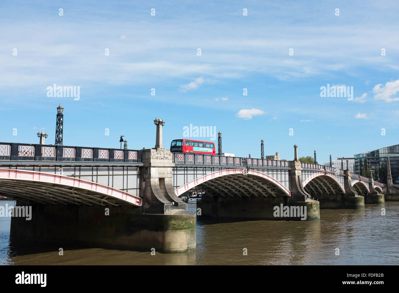 Low bridge bus hi-res stock photography and images - Alamy