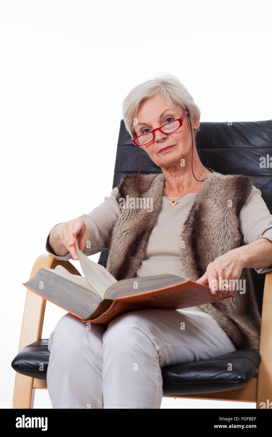 Mature woman reading book lady reading hi-res stock photography and ...