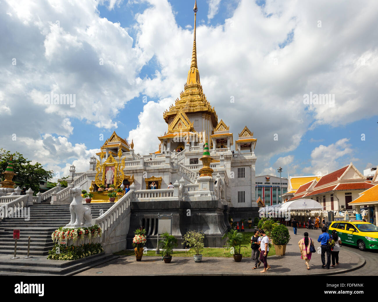 Wat traimit golden buddha hi-res stock photography and images - Alamy