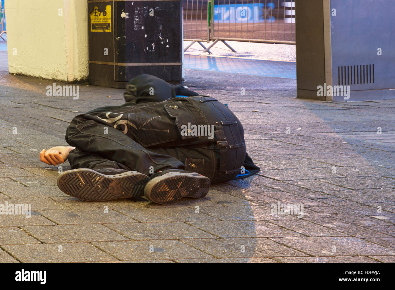 Homeless man sleeps on pavement in Sheffield Stock Photo - Alamy