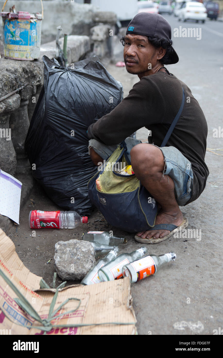 People scavenging hi-res stock photography and images - Alamy