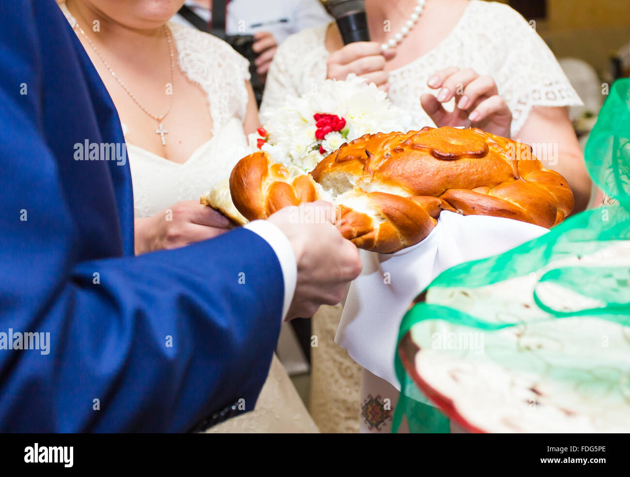 wedding loaf being broken by bride and groom Stock Photo - Alamy
