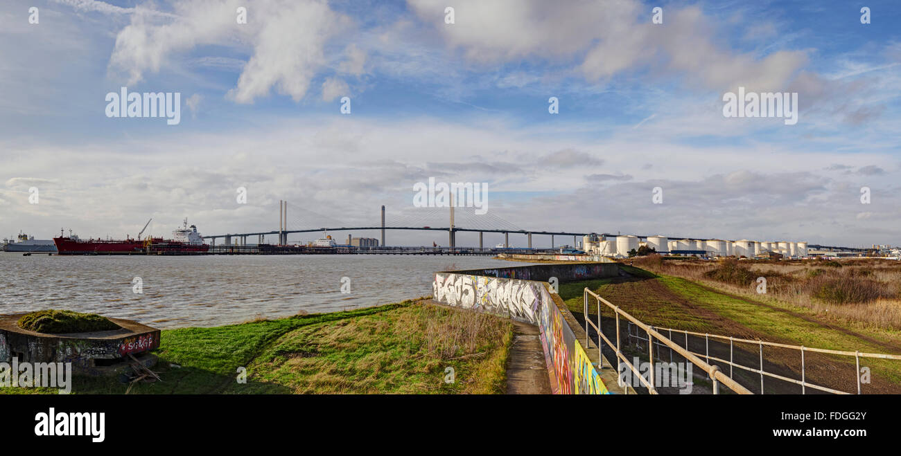 River thames qe2 bridge hi-res stock photography and images - Alamy