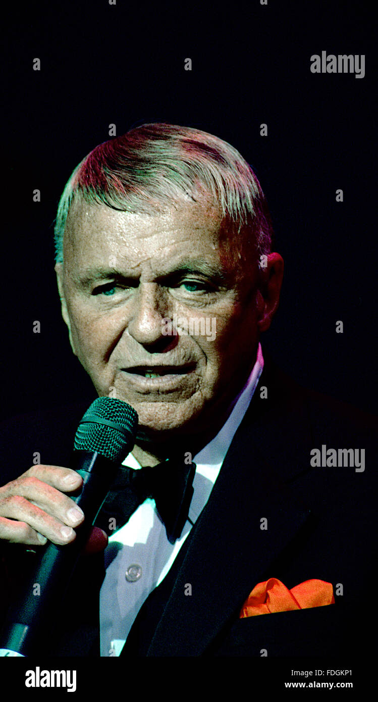 Frank sinatra sings hi-res stock photography and images - Alamy