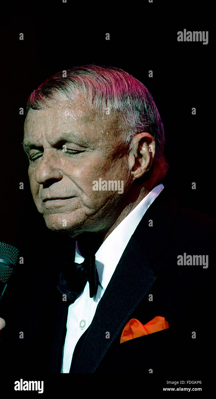 Frank sinatra the oscars hi-res stock photography and images - Alamy