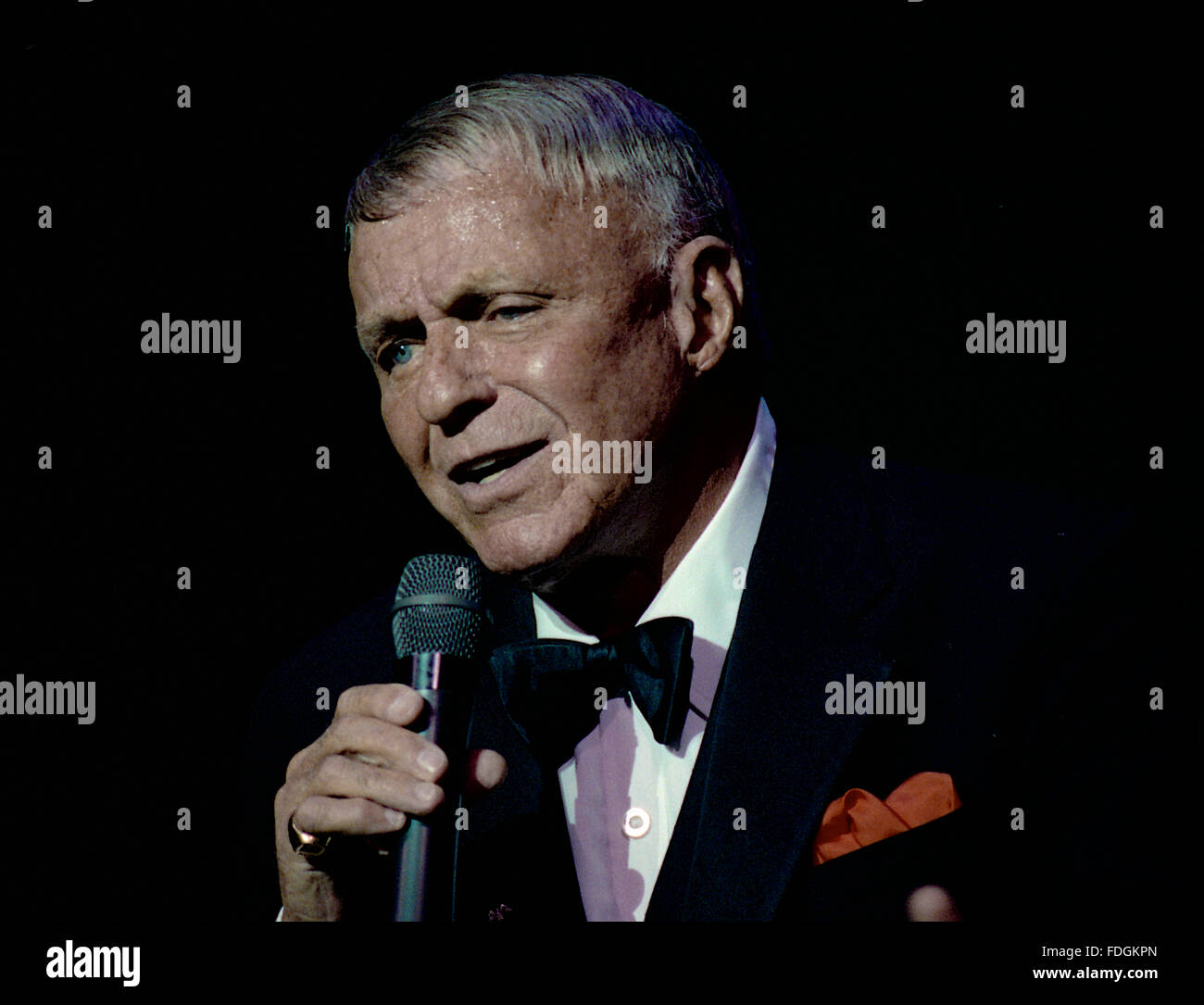 Frank sinatra sings hi-res stock photography and images - Alamy