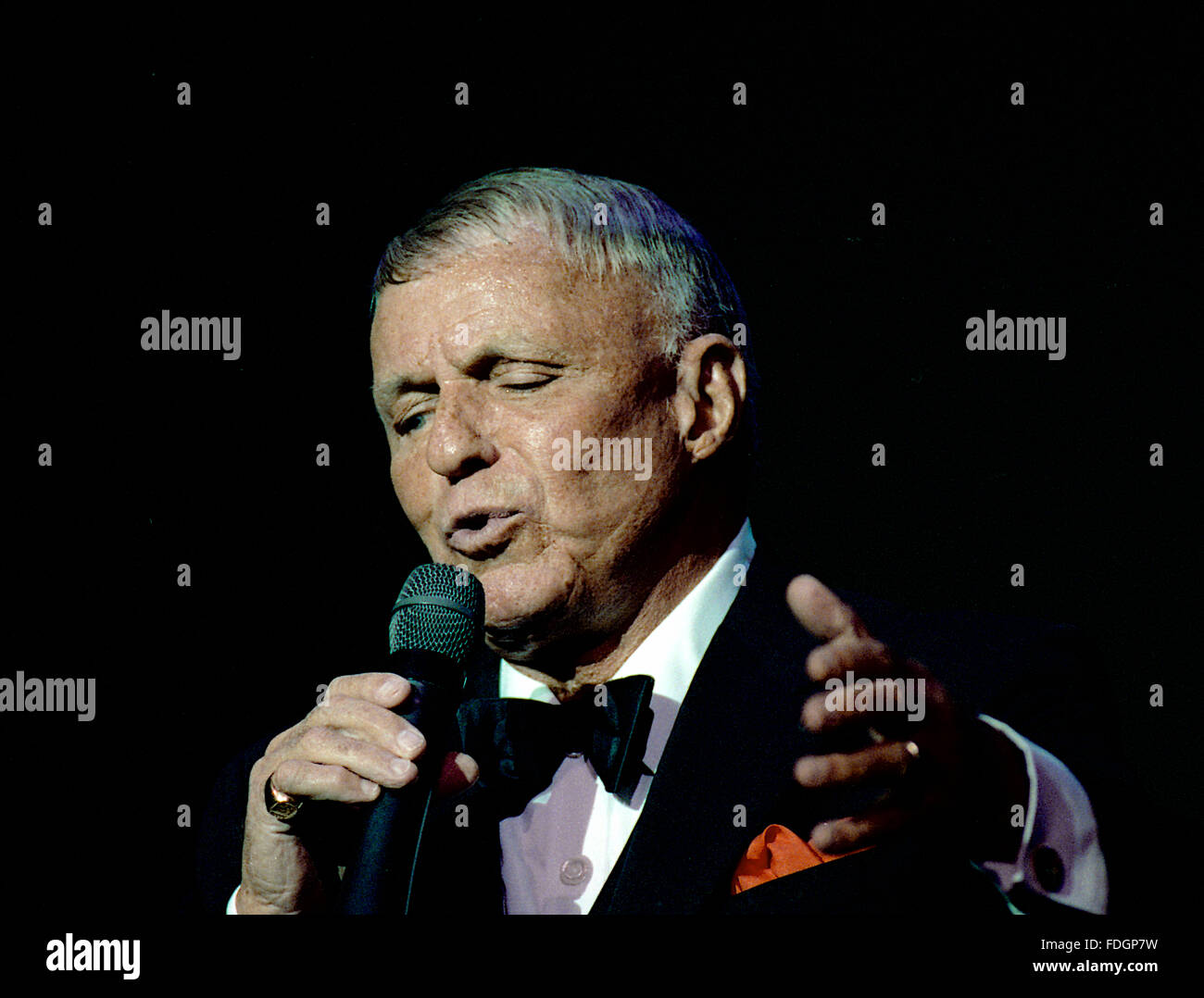Frank sinatra sings hi-res stock photography and images - Alamy